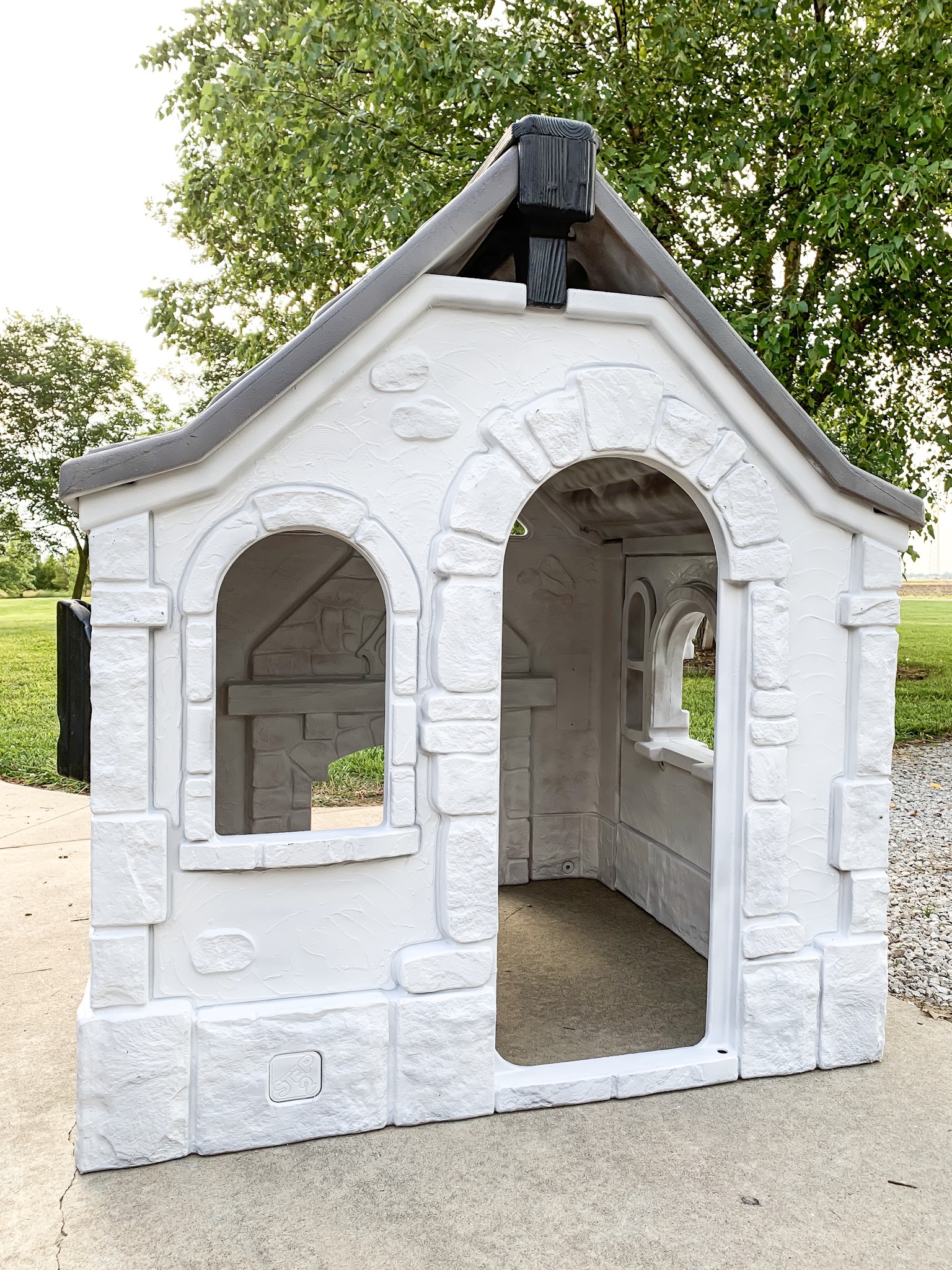 Plastic Playhouse Makeover - A DIY project with spray paint ...